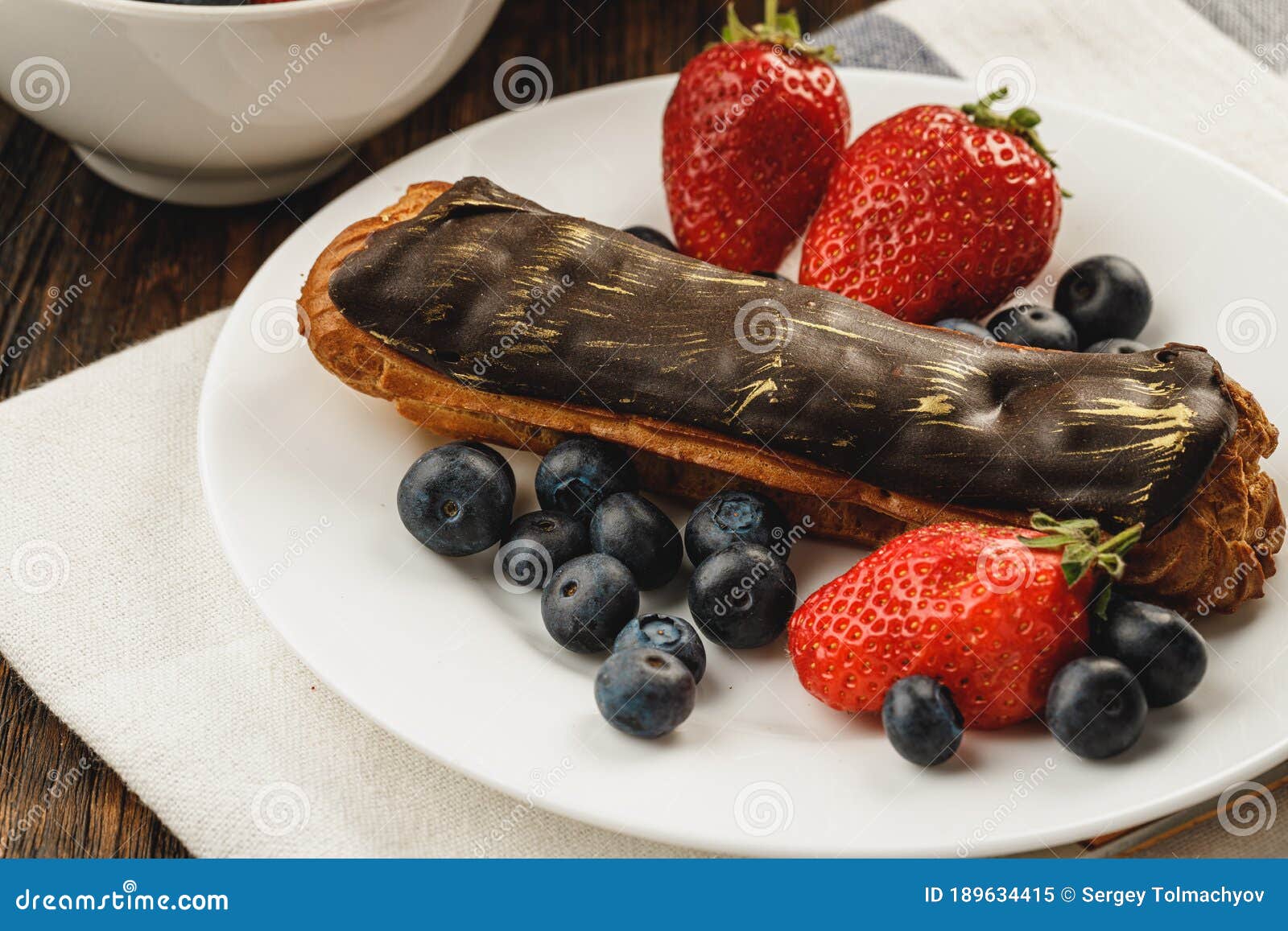 Bolo De Eclair Com Cobertura De Chocolate Em Tabuleiro De Madeira ...