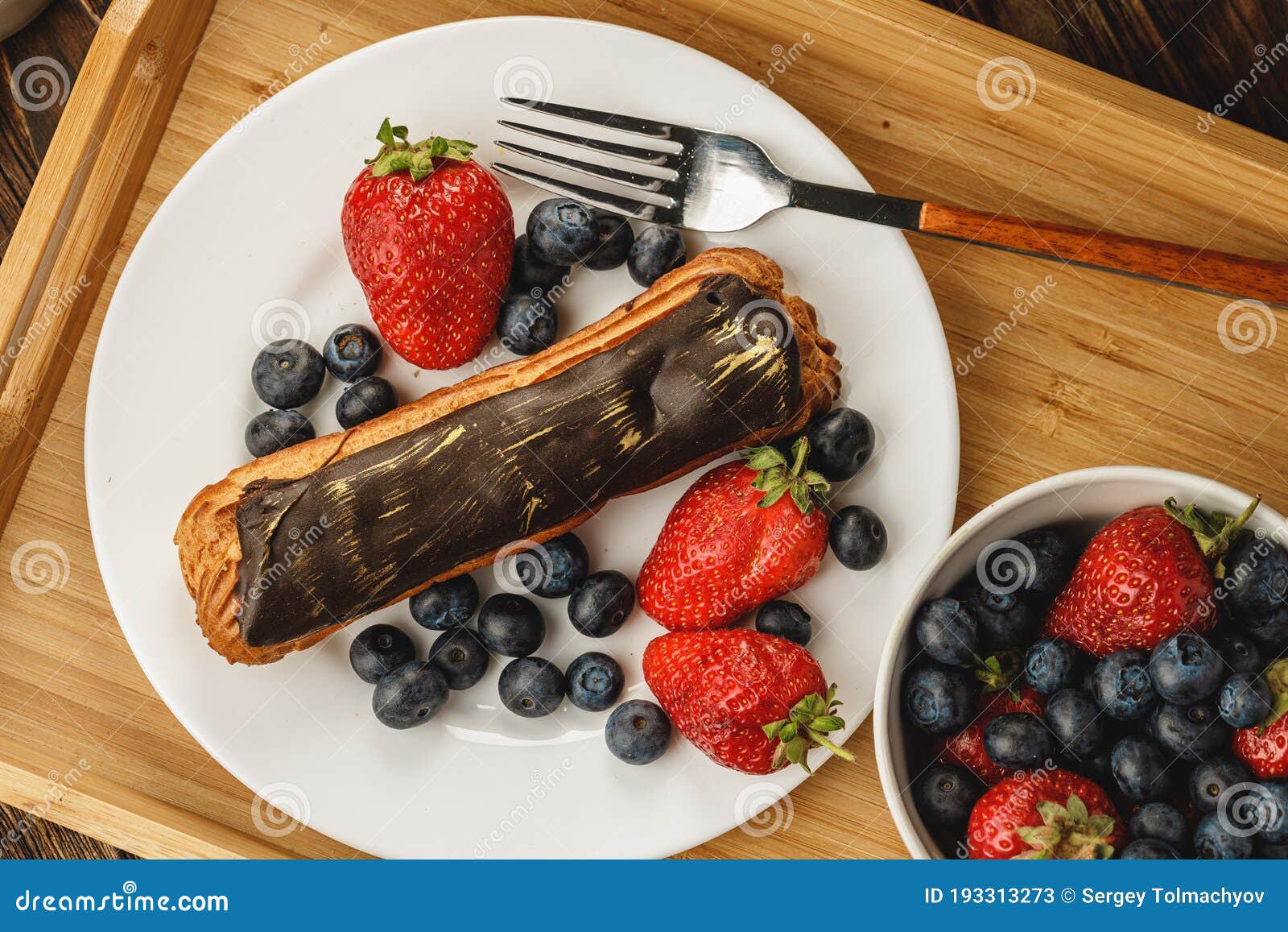Bolo De Eclair Com Cobertura De Chocolate Em Tabuleiro De Madeira ...