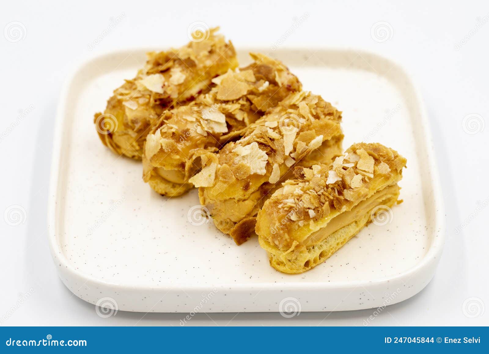 Bolo De Eclairs. Bolo De Eclair Com Recheio De Creme Em Fundo Branco ...