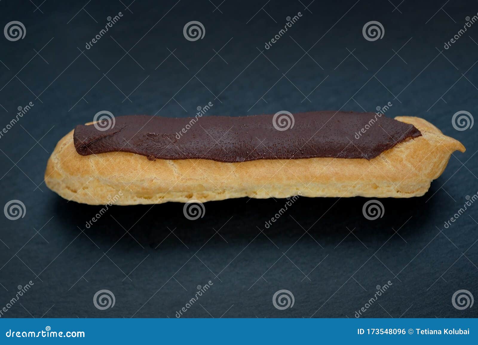 Bolo De Eclairs Recheado Sobre Fundo Preto. Foto de Stock - Imagem de ...