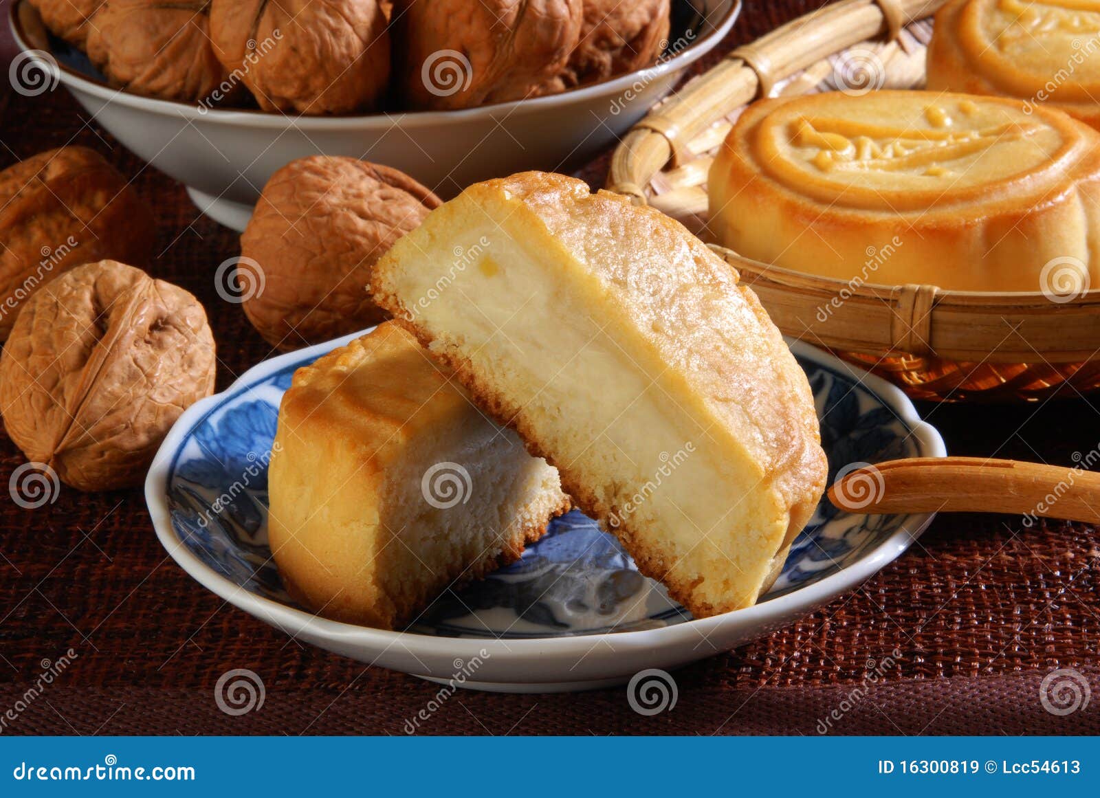 Bolo de lua imagem de stock. Imagem de restaurante, coza - 16300819