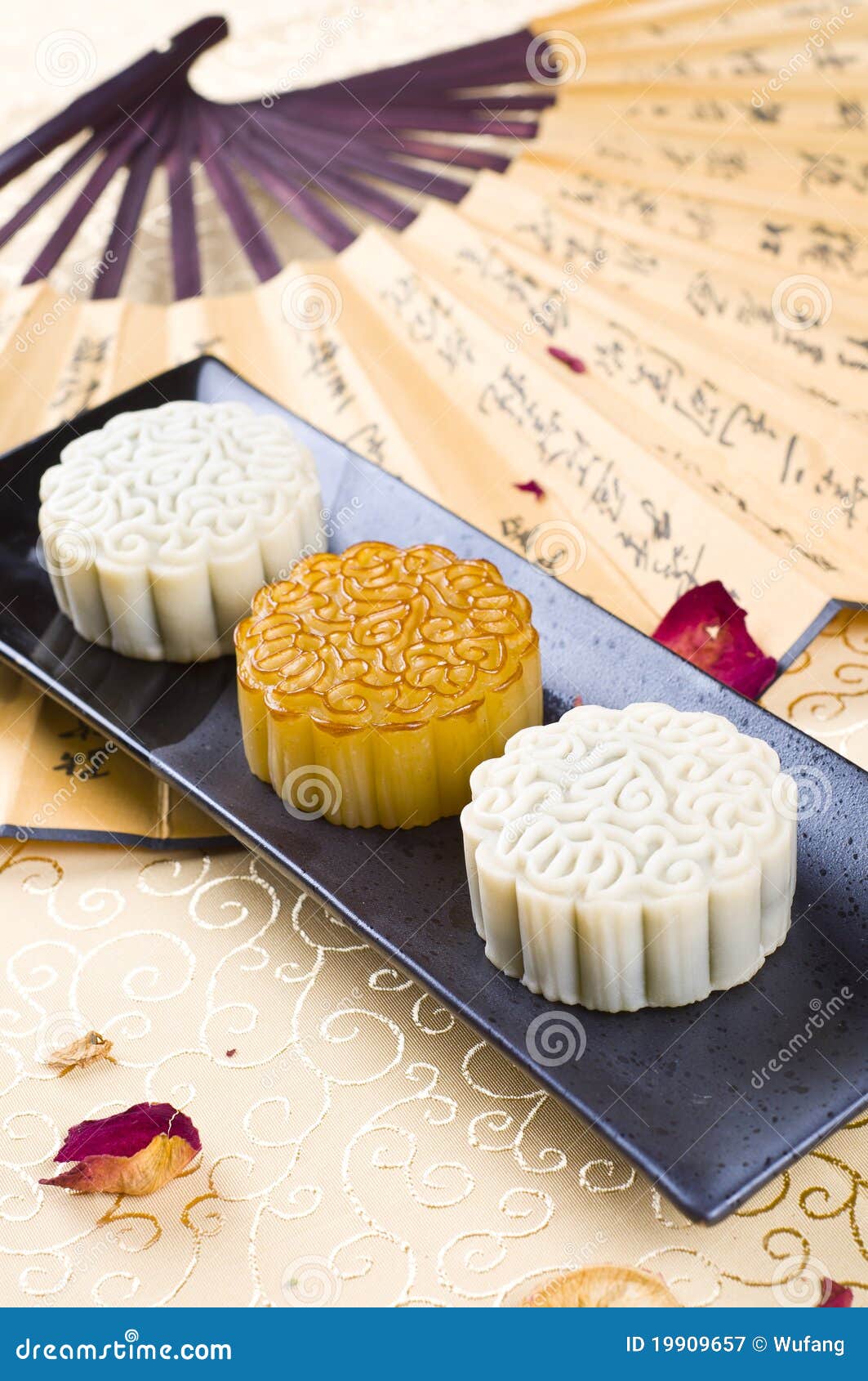 Bolo de lua imagem de stock. Imagem de restaurante, presente - 19909657