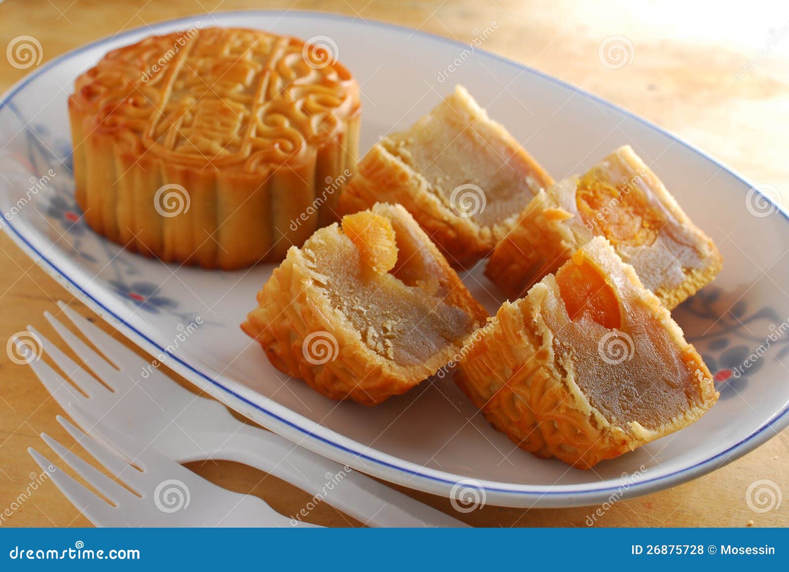 Bolo de lua chinês foto de stock. Imagem de corte, bolo - 26875728
