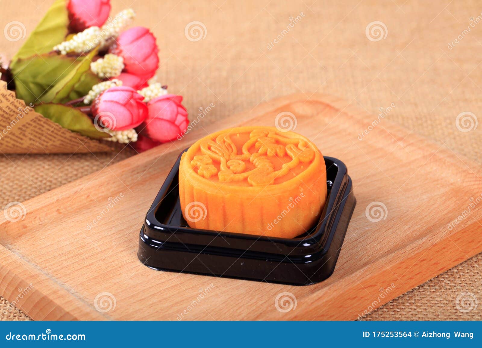 Bolo de lua foto de stock. Imagem de torta, lanche, chinês - 175253564