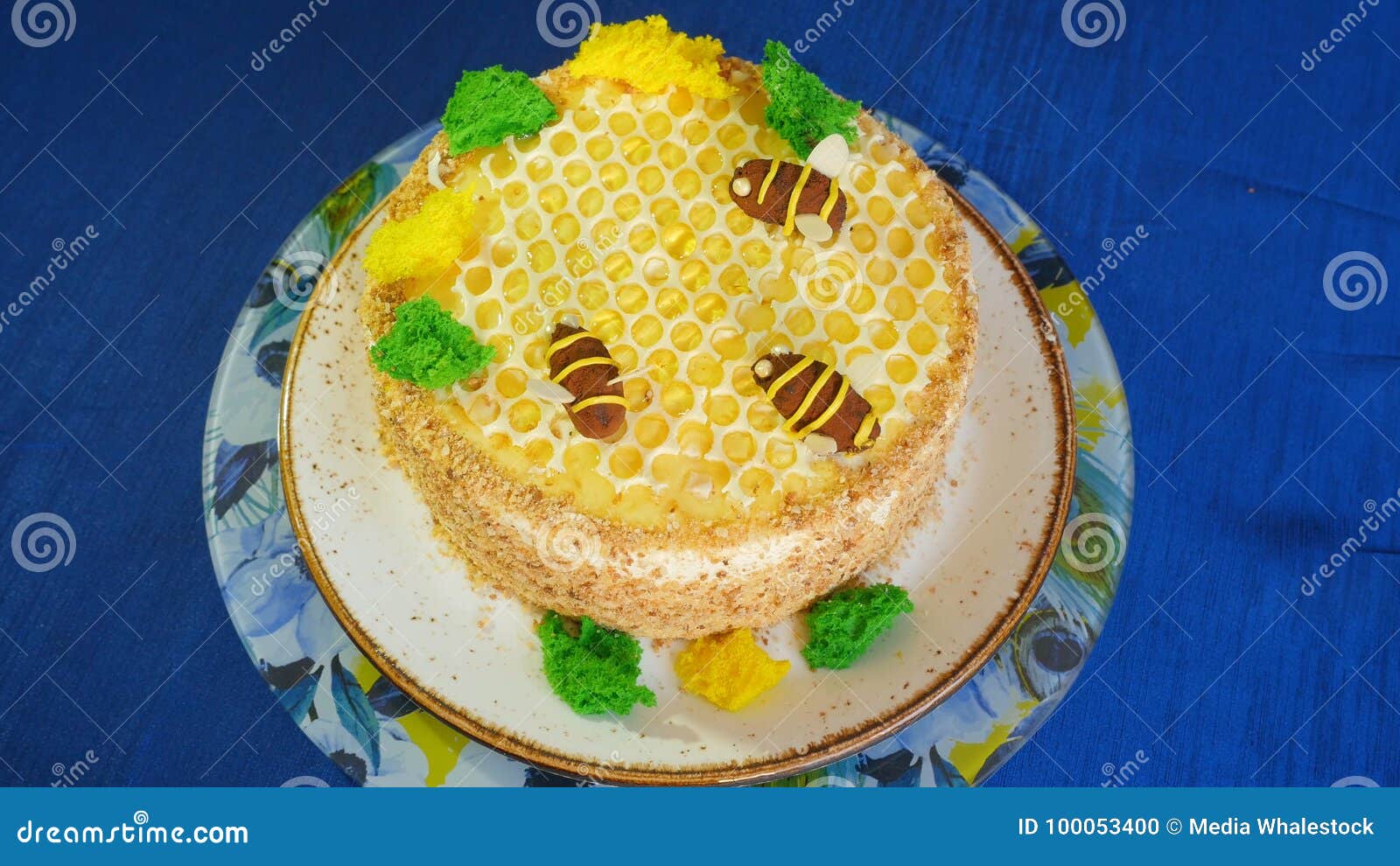 Bolo De Mel Bonito Decorado Com As Abelhas Do Creme Bolo De Mel Bonito ...