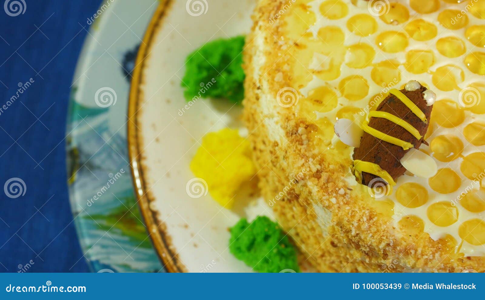 Bolo De Mel Bonito Decorado Com As Abelhas Do Creme Bolo De Mel Bonito ...