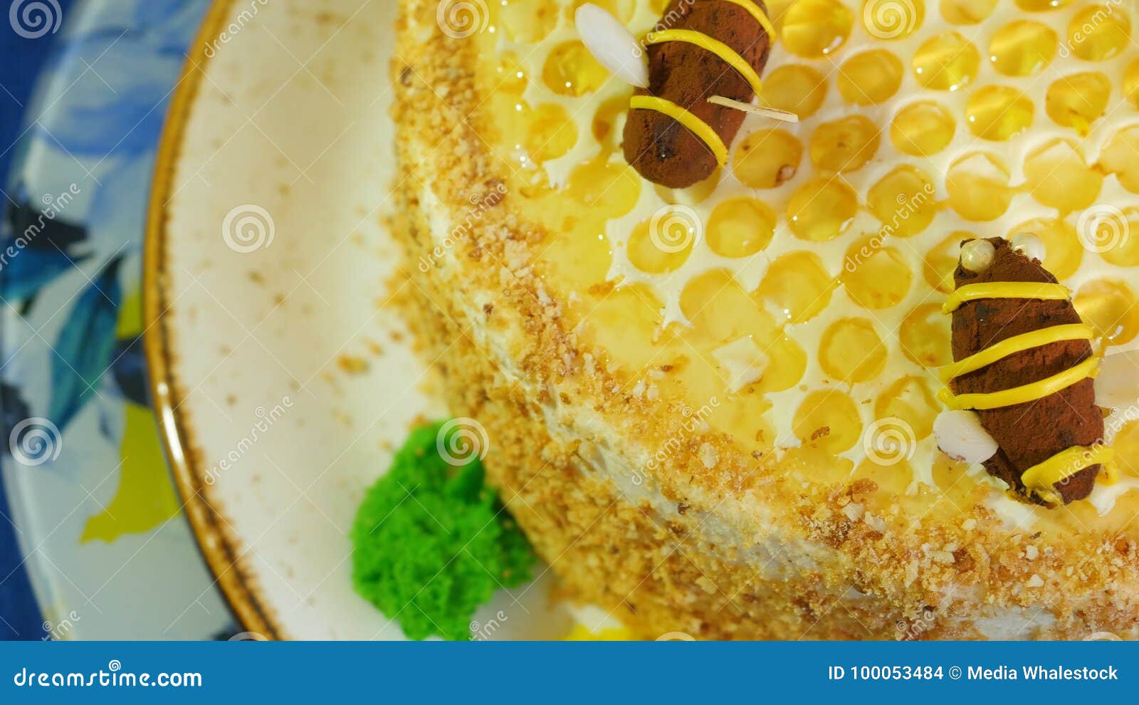 Bolo De Mel Bonito Decorado Com As Abelhas Do Creme Bolo De Mel Bonito ...