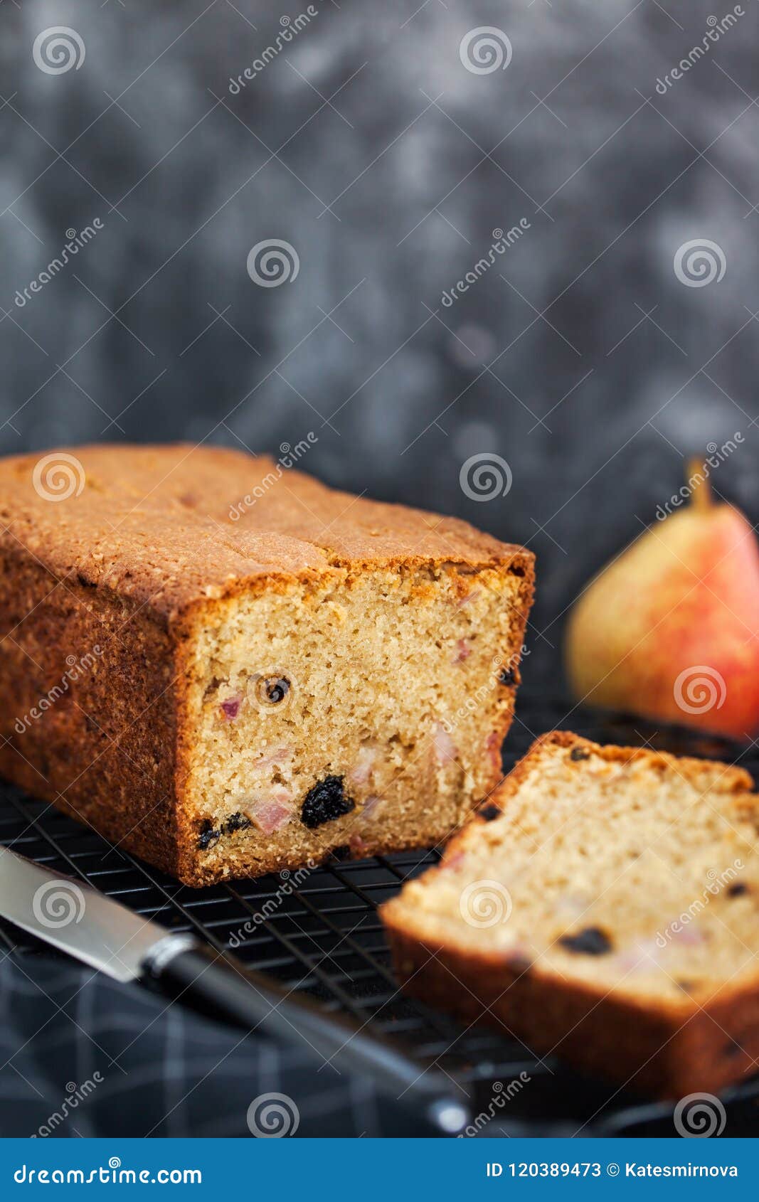 Bolo Delicioso Caseiro Fresco Do Naco Com Peras E Ameixas Secas Imagem ...