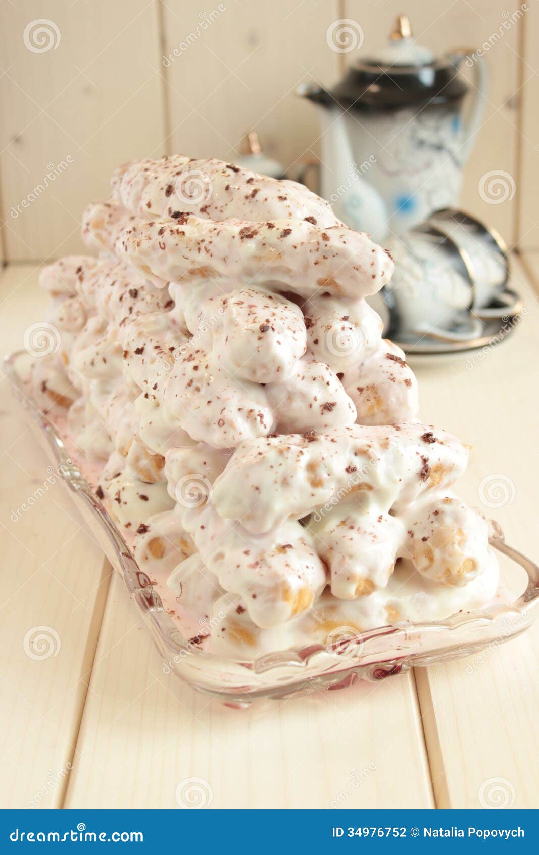 Bolo Do Eclair Com Creme De Leite Foto de Stock - Imagem de creme ...