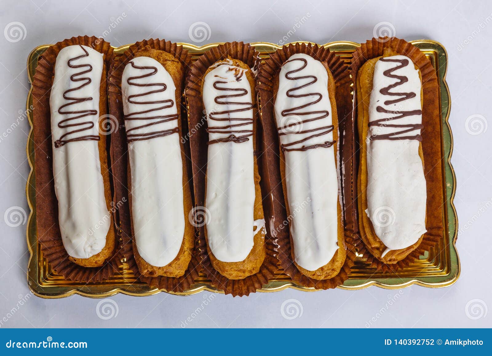 Bolo do Eclair com creme foto de stock. Imagem de restaurante - 140392752