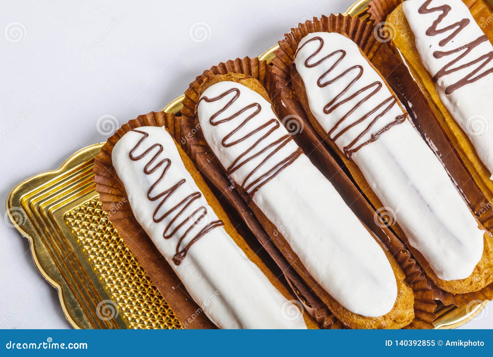 Bolo do Eclair com creme imagem de stock. Imagem de groselha - 140392855