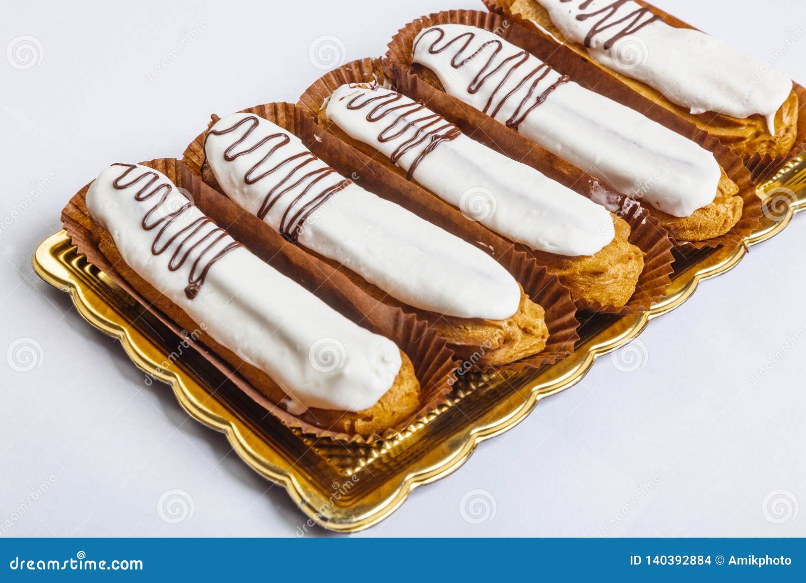 Bolo do Eclair com creme foto de stock. Imagem de gourmet - 140392884