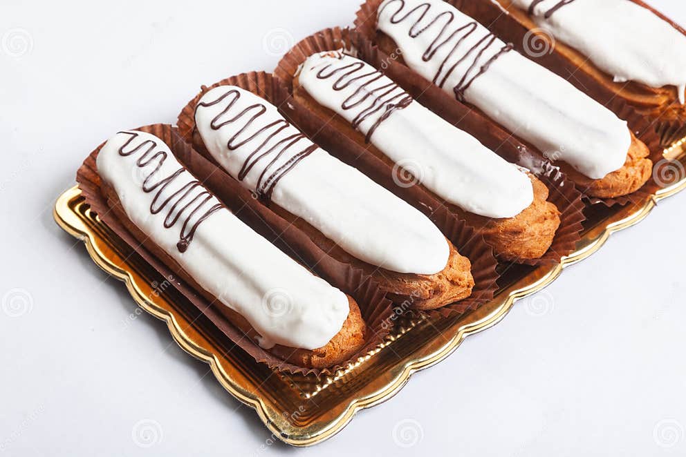 Bolo do Eclair com creme foto de stock. Imagem de italiano - 140392966