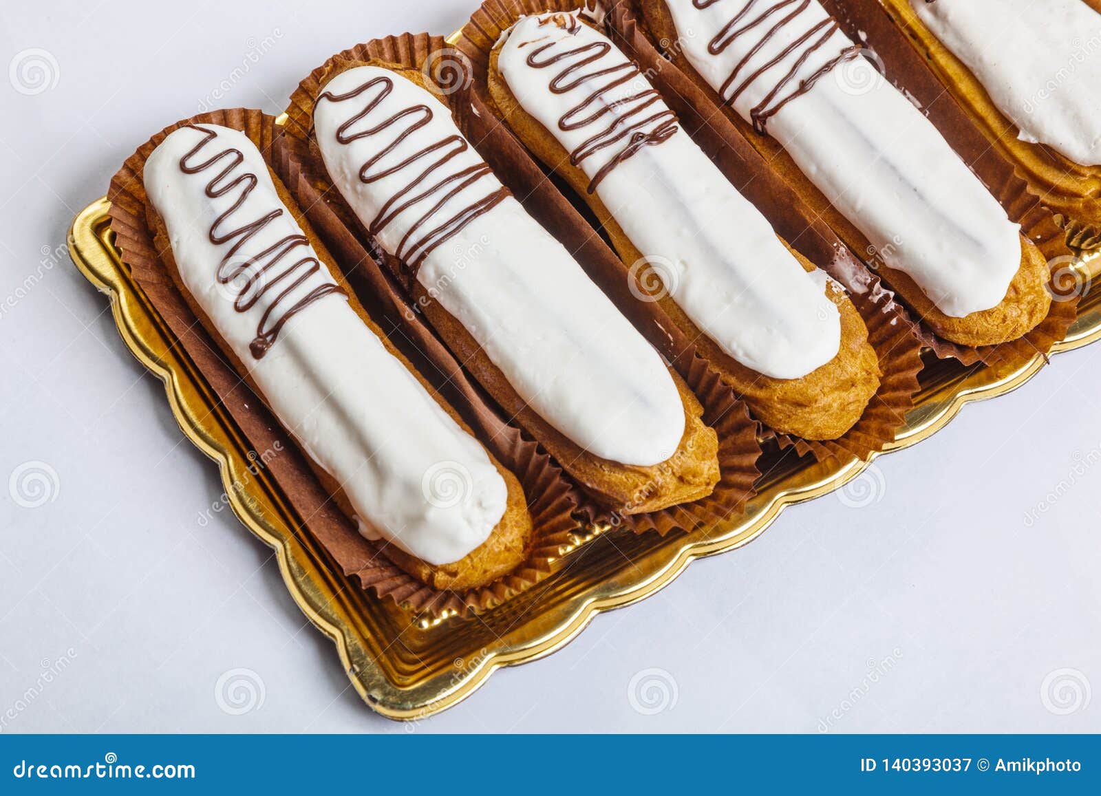 Bolo do Eclair com creme imagem de stock. Imagem de desenho - 140393037