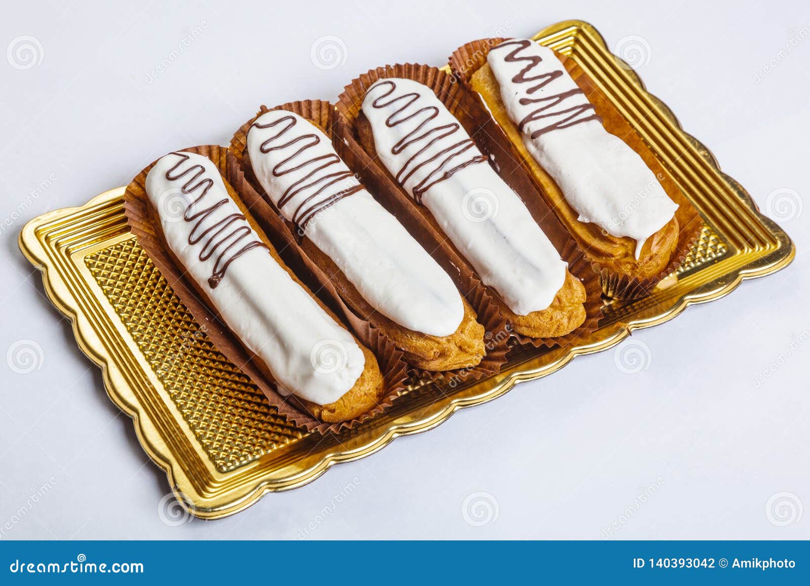 Bolo do Eclair com creme foto de stock. Imagem de padaria - 140393042