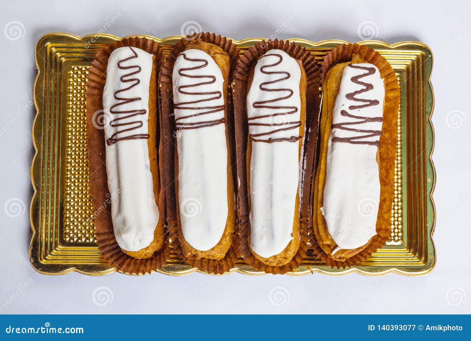 Bolo do Eclair com creme imagem de stock. Imagem de restaurante - 140393077