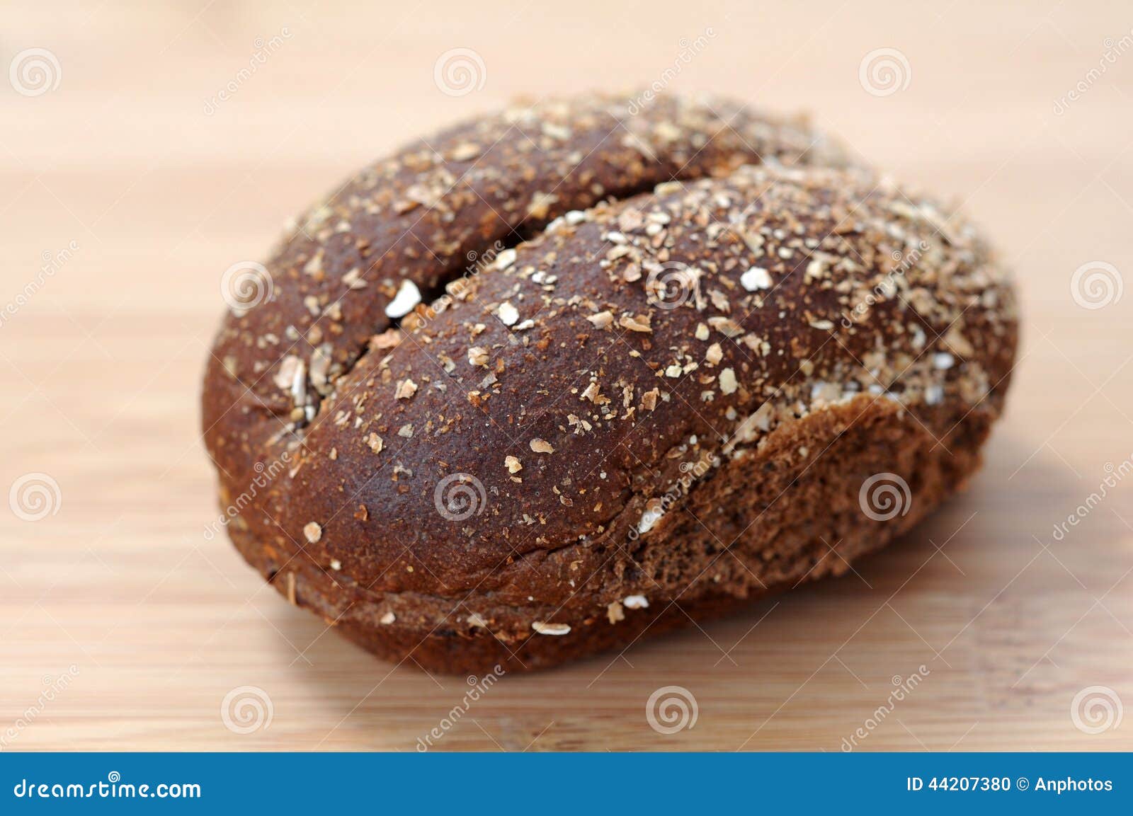 Bolo do pão preto foto de stock. Imagem de ninguém, centeio - 44207380
