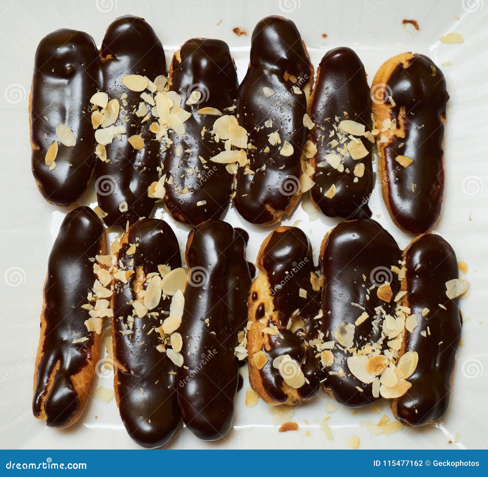 Bolo Dos Eclairs Do Hocolate Em Uma Placa Branca, Foto de Stock ...