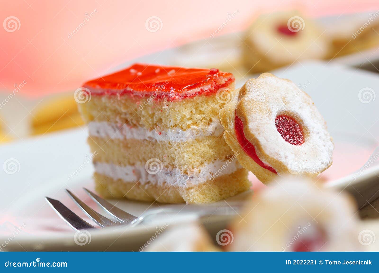 Bolo e bolinho imagem de stock. Imagem de bolinho, doce - 2022231