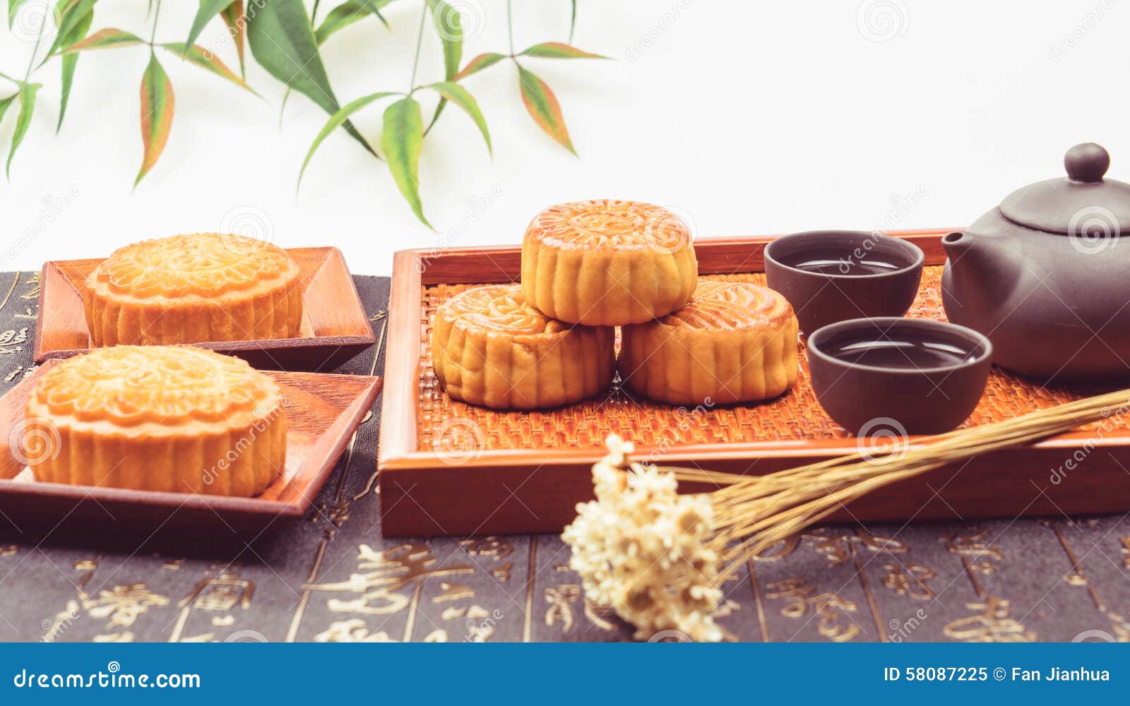 Bolo E Chá Tradicionais Da Lua De China Imagem de Stock - Imagem de ...