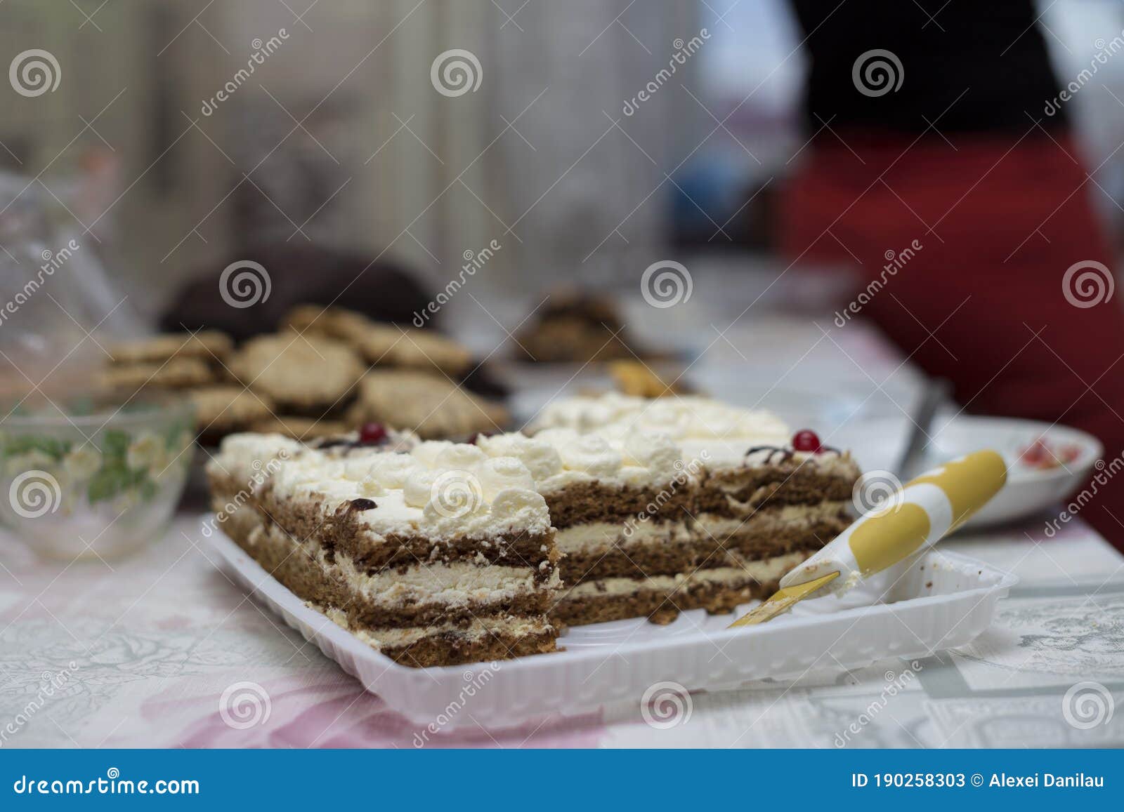 Bolo fatiado sobre a mesa imagem de stock. Imagem de carregador - 190258303