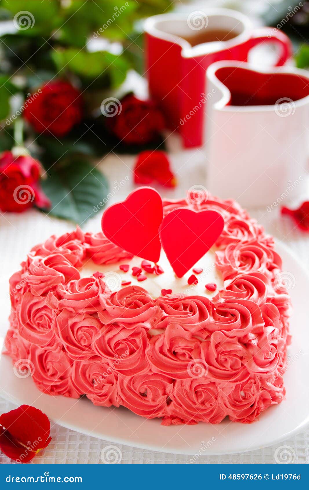 Bolo Para O Dia De Valentim Com Rosas Foto de Stock - Imagem de cozido ...
