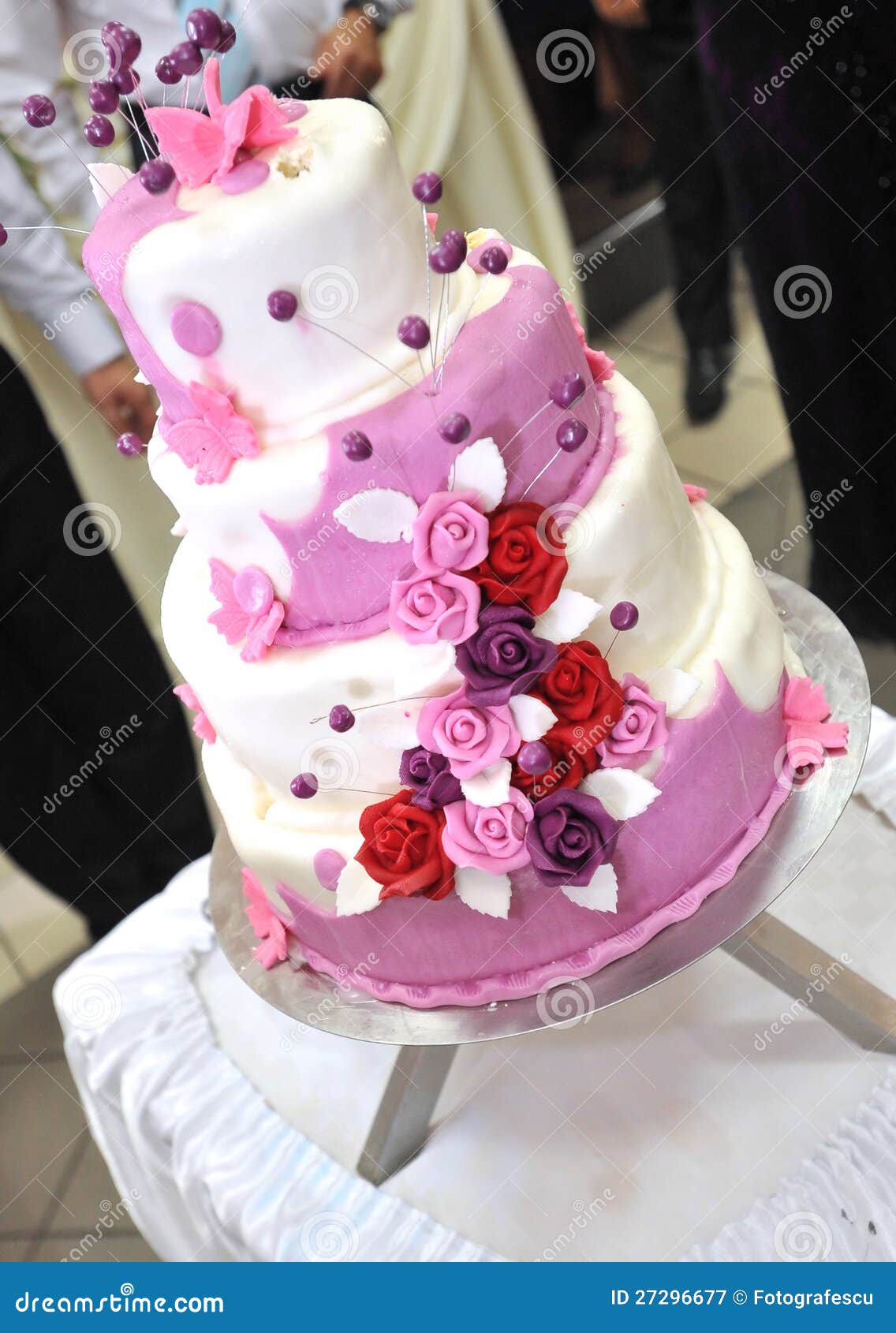 Bolo roxo com rosas imagem de stock. Imagem de partido - 27296677