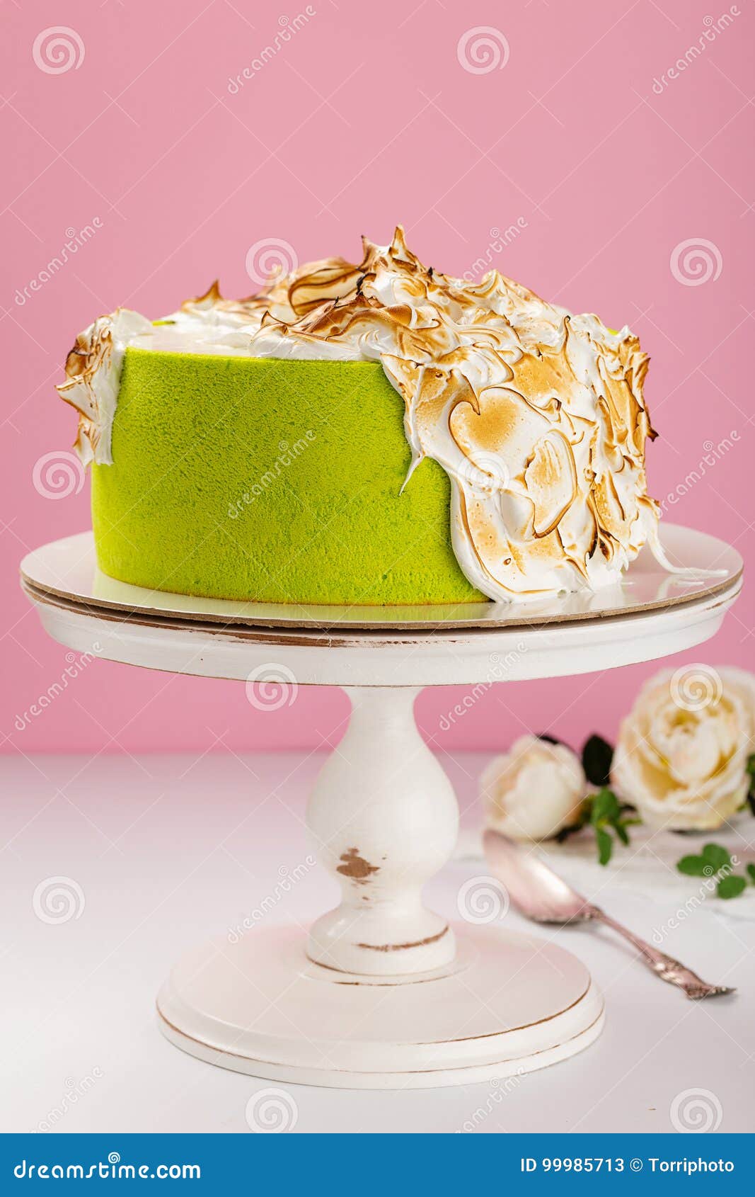 Bolo Verde Decorado Com Merengue Queimada Imagem de Stock - Imagem de ...