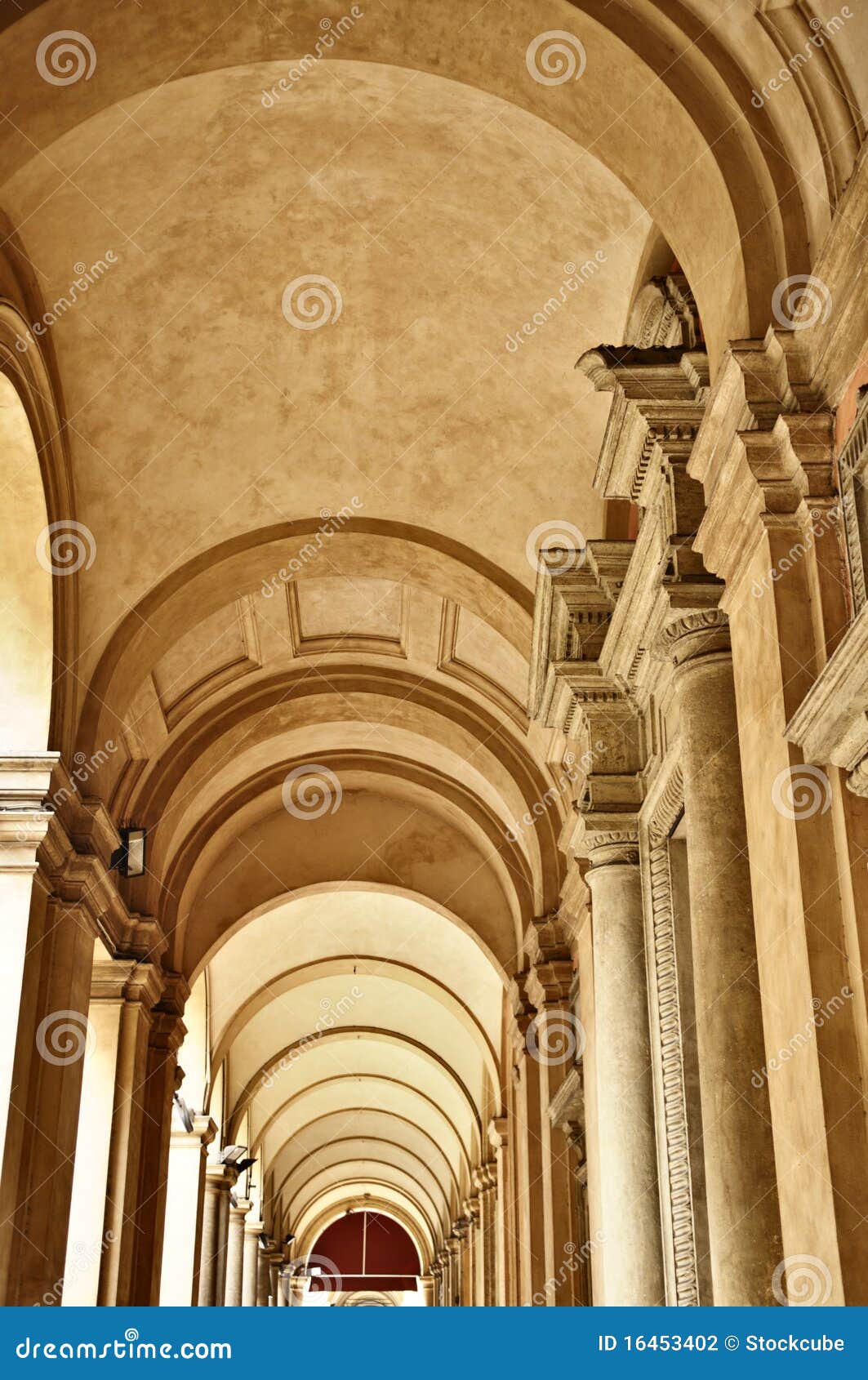 Bologna Italy portyk zdjęcie stock. Obraz złożonej z chodniczek - 16453402