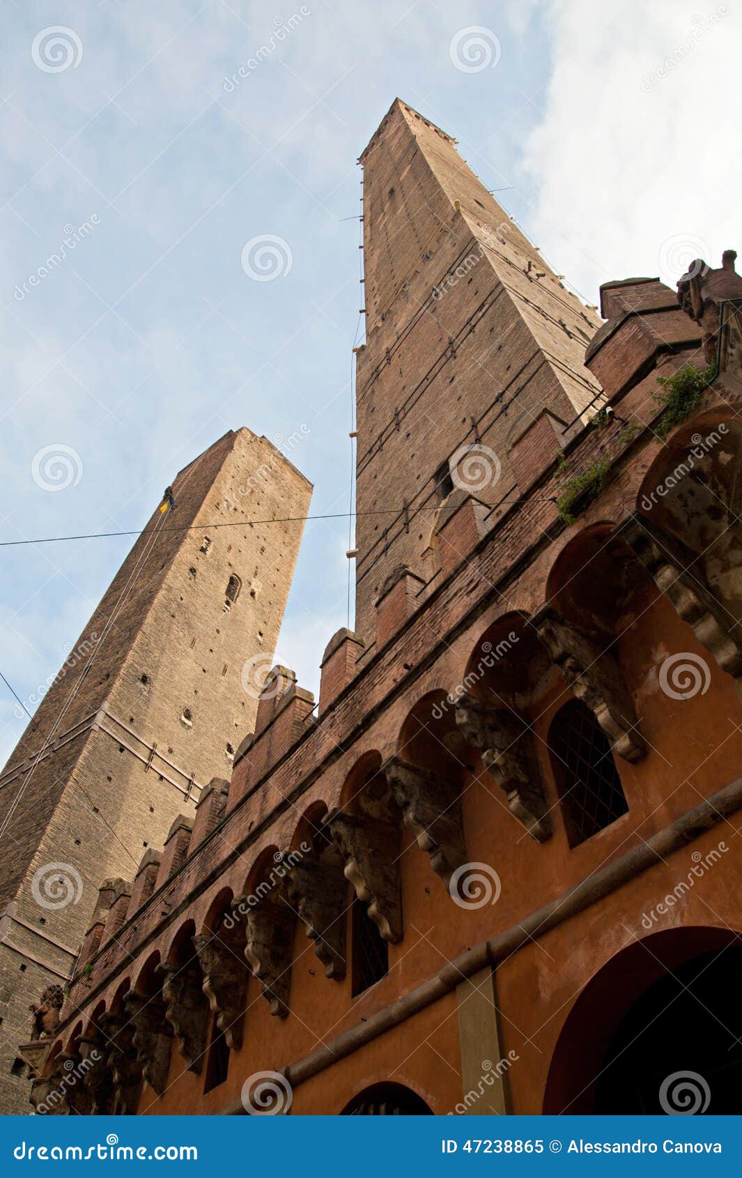 Bologna le due torri immagine stock. Immagine di caratteristico - 47238865