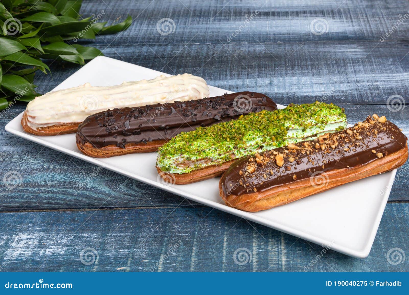 Bolos De Eclair De Chocolate Saborosos Com Folhas Imagem de Stock ...