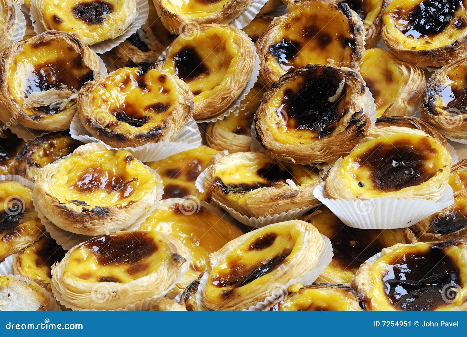 Bolos portugueses de creme imagem de stock. Imagem de boca - 7254951