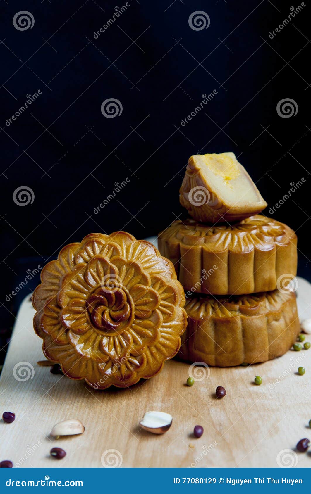 Bolos tradicionais da lua imagem de stock. Imagem de punhal - 77080129