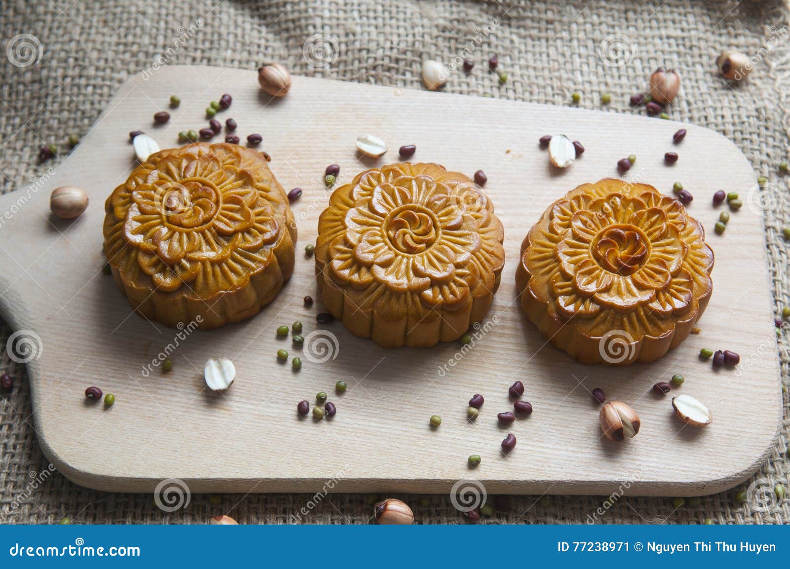 Bolos tradicionais da lua imagem de stock. Imagem de amarelo - 77238971
