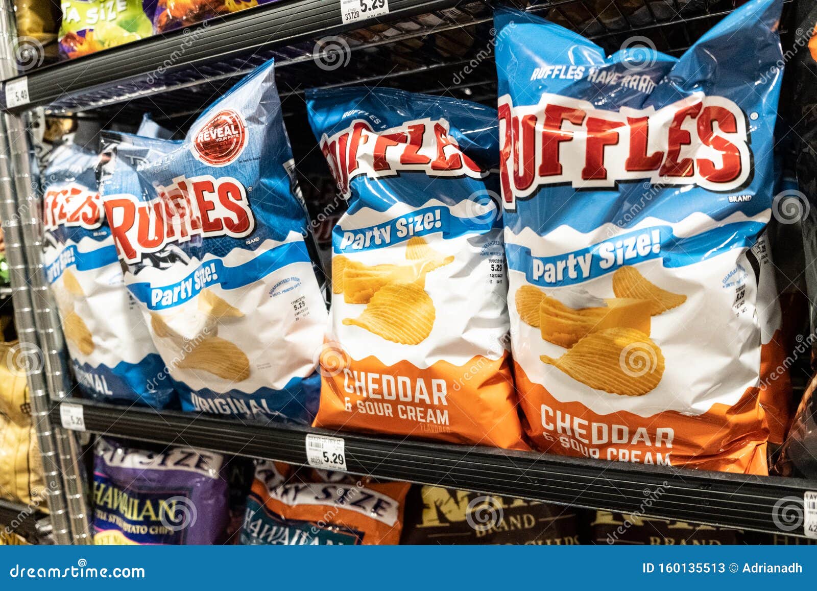 Bolsas De La Marca Ruffles Patatas Fritas a La Venta Foto de archivo ...