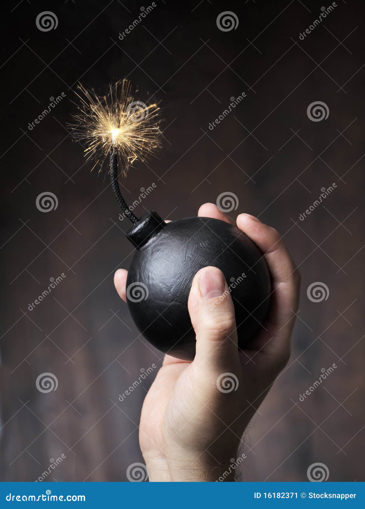 Bom stock afbeelding. Image of werp, voorwerp, verbranding - 16182371