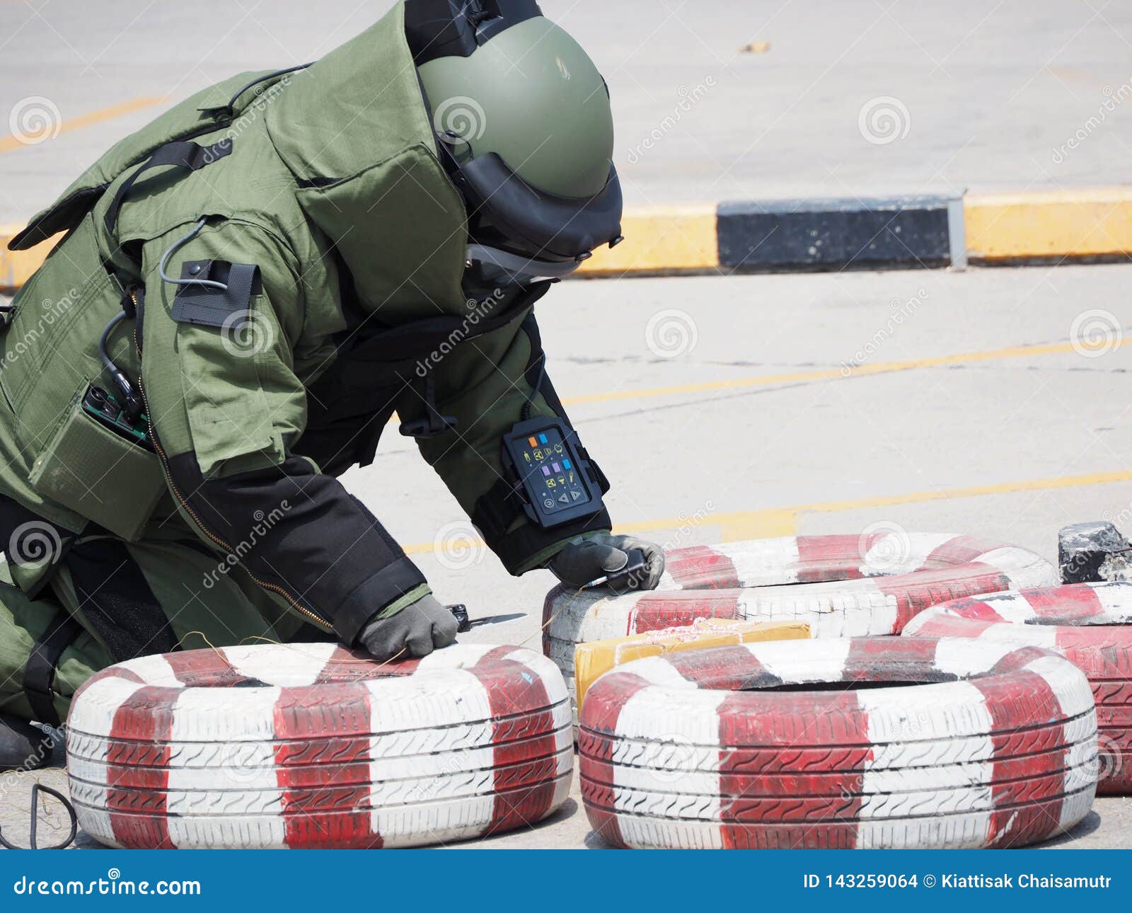 Bomb Disposal Expert in Bomb Suit Stock Photo - Image of army, suit ...