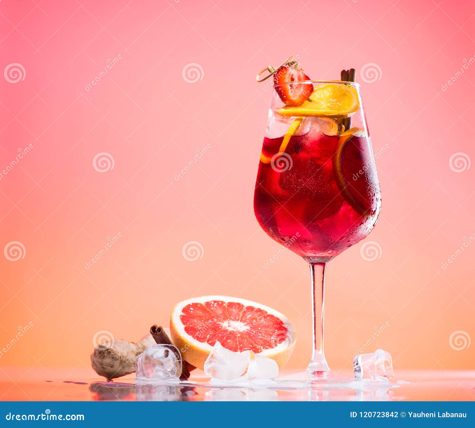 Bomba De Jager Do Cocktail No Fundo Cor-de-rosa Foto de Stock - Imagem ...