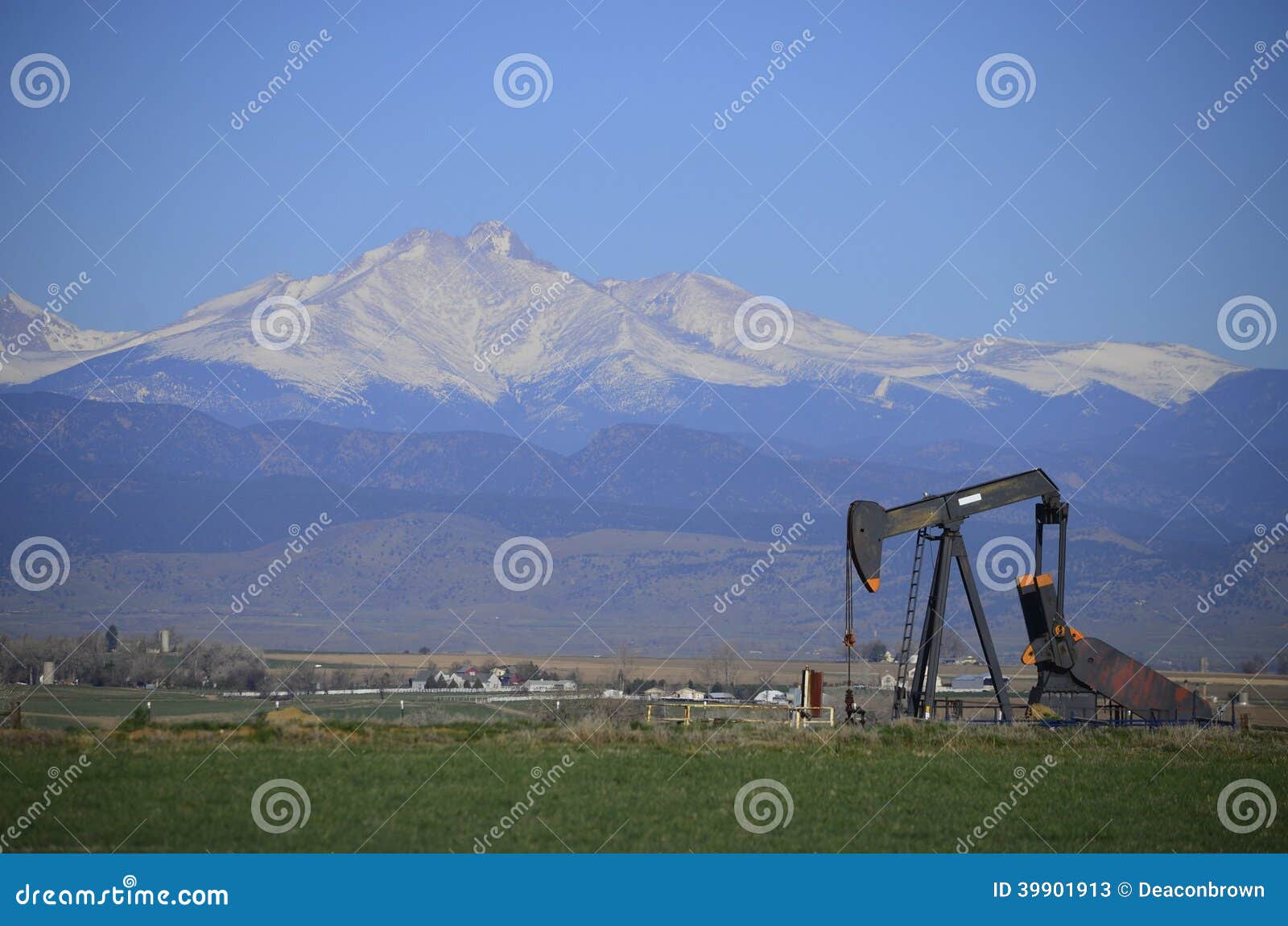 A Bomba Jack Oil Bom E Longs Pico Imagem de Stock - Imagem de gasolina ...