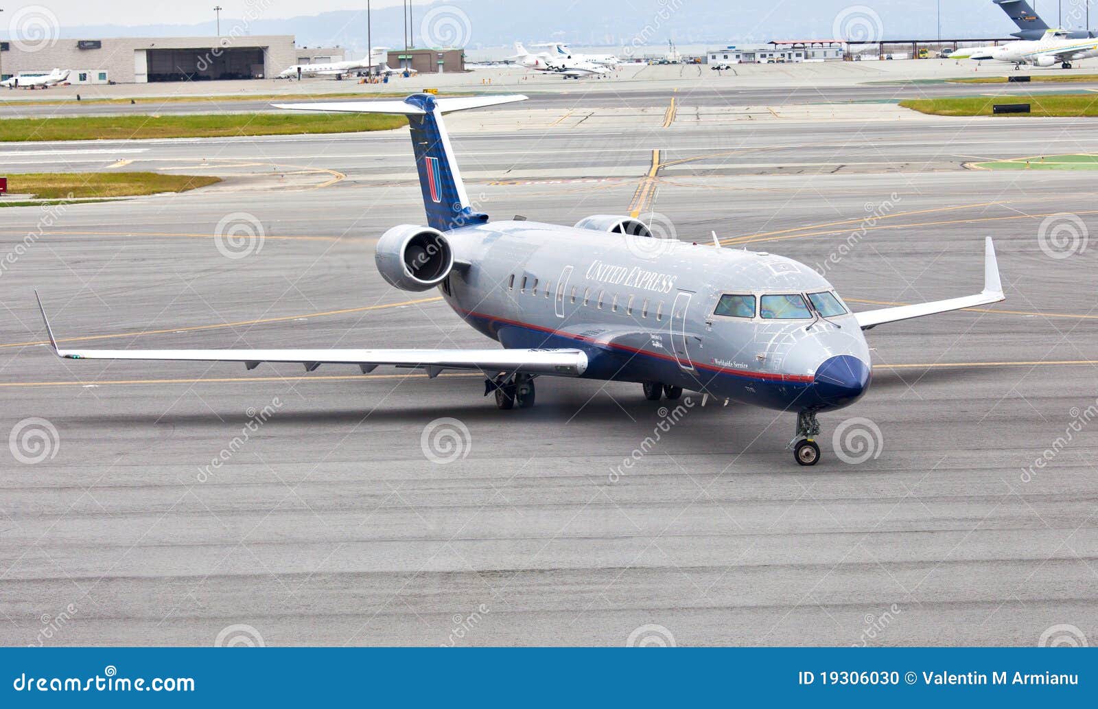 Bombardier CRJ700 United Airlines Editorial Image - Image of bombardier ...