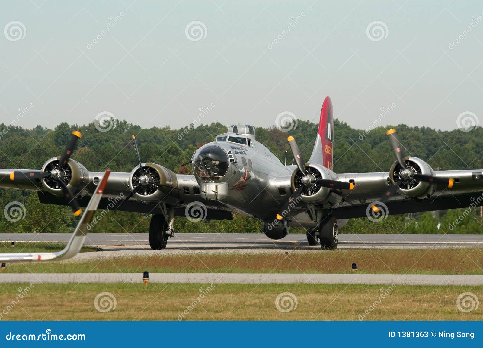 Bombardier de b17 ww2 photo stock éditorial. Image du avion - 1381363