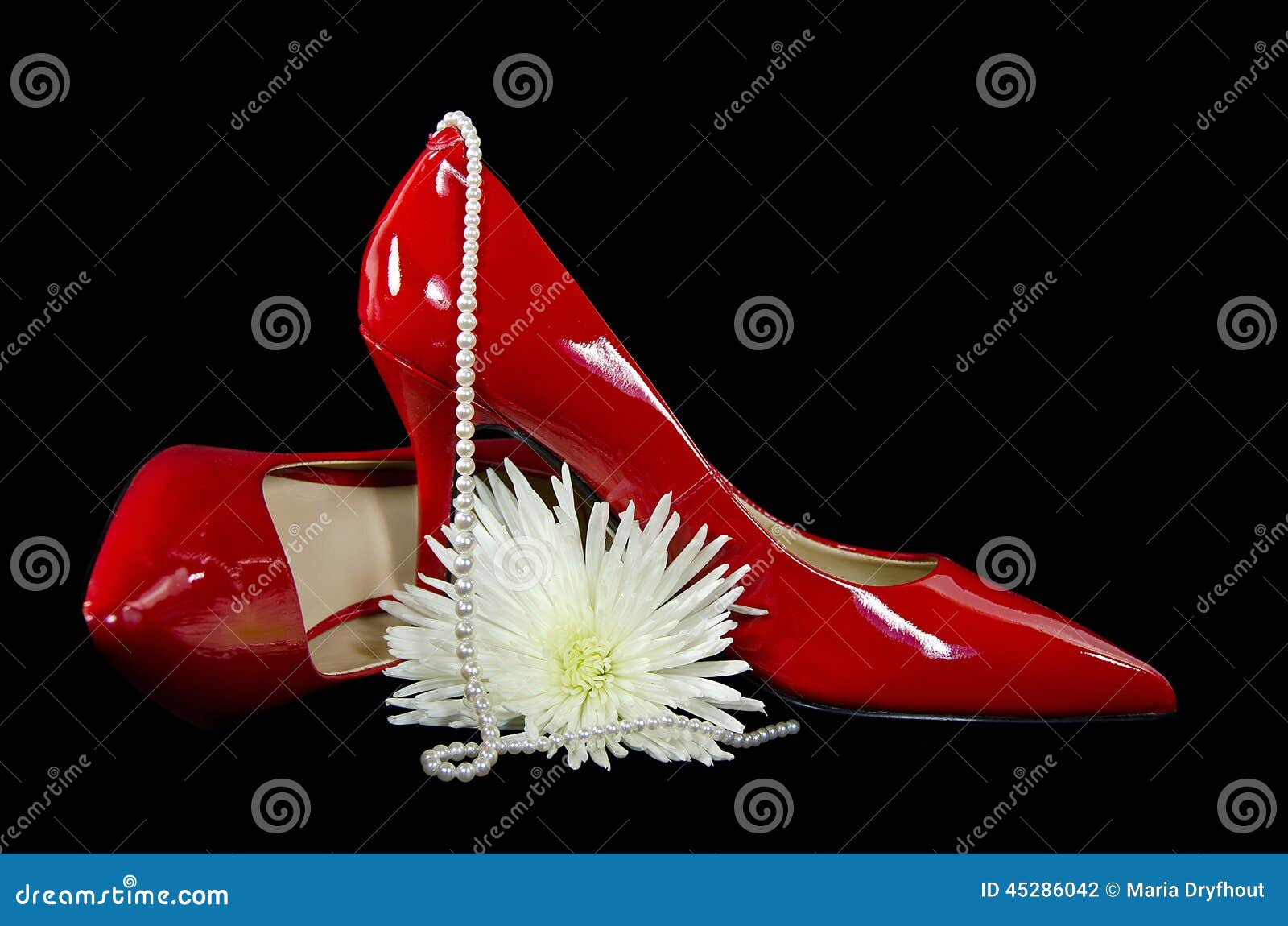 Bombas Brillantes Rojas Con Las Perlas Foto de archivo - Imagen de ...