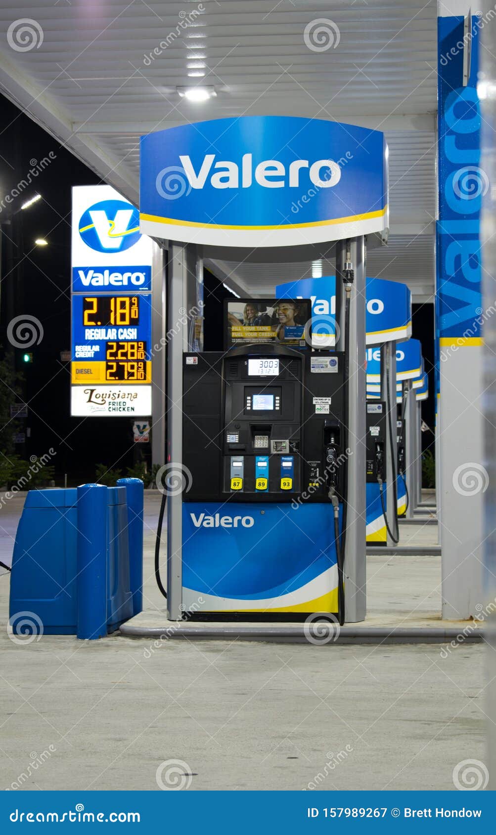 Bombas De Gasolinera Valero De Noche Fotografía editorial - Imagen de ...