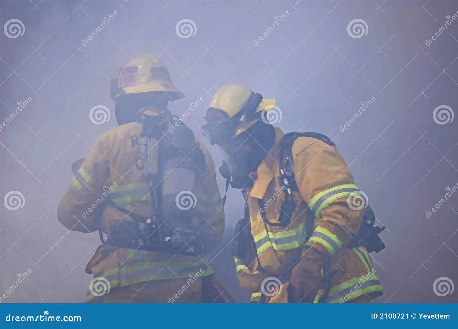 Bombero Dos Engullido En Humo Imagen de archivo - Imagen de extinguidor ...