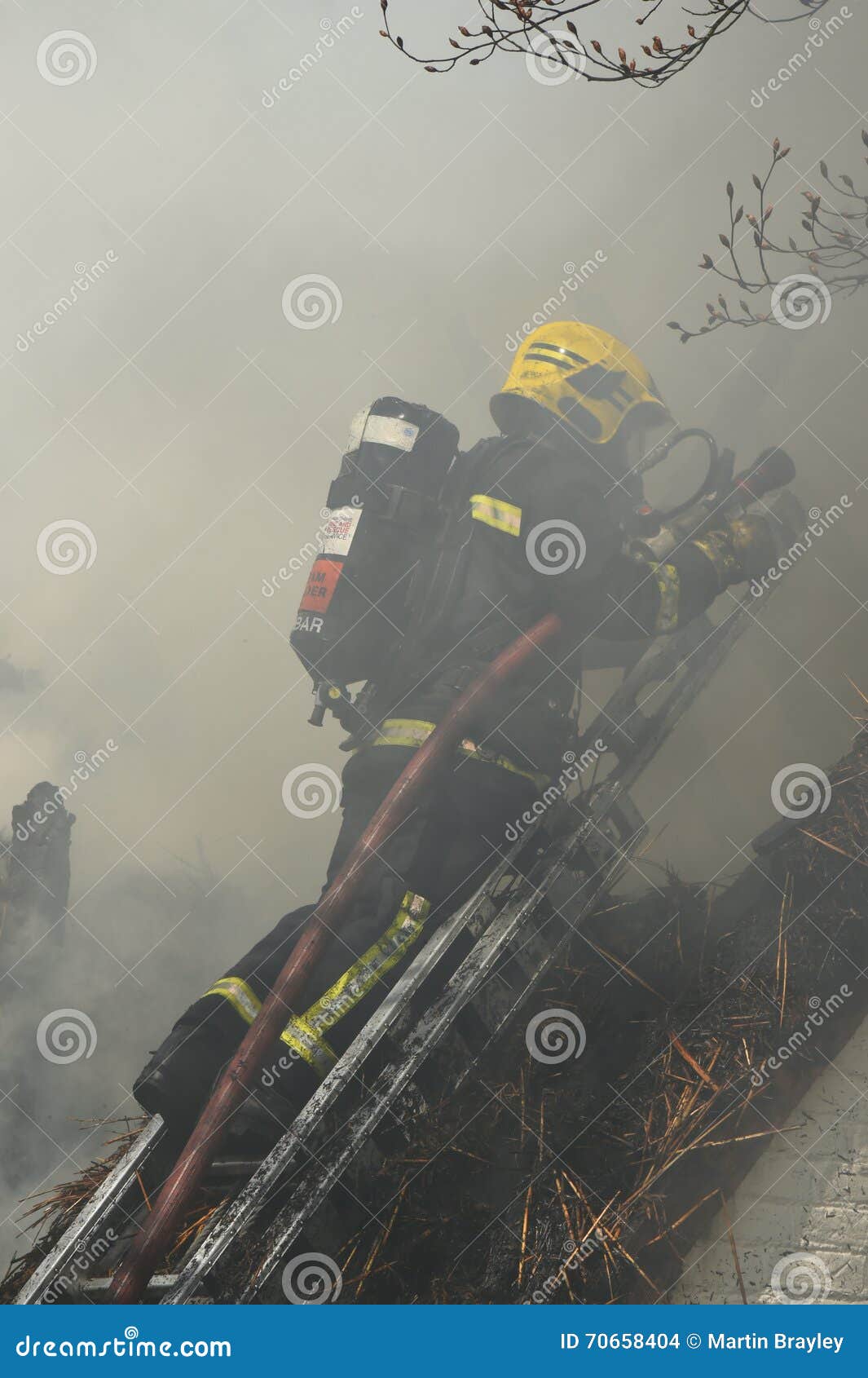 Bombero Engullido En Humo Grueso Imagen de archivo editorial - Imagen ...