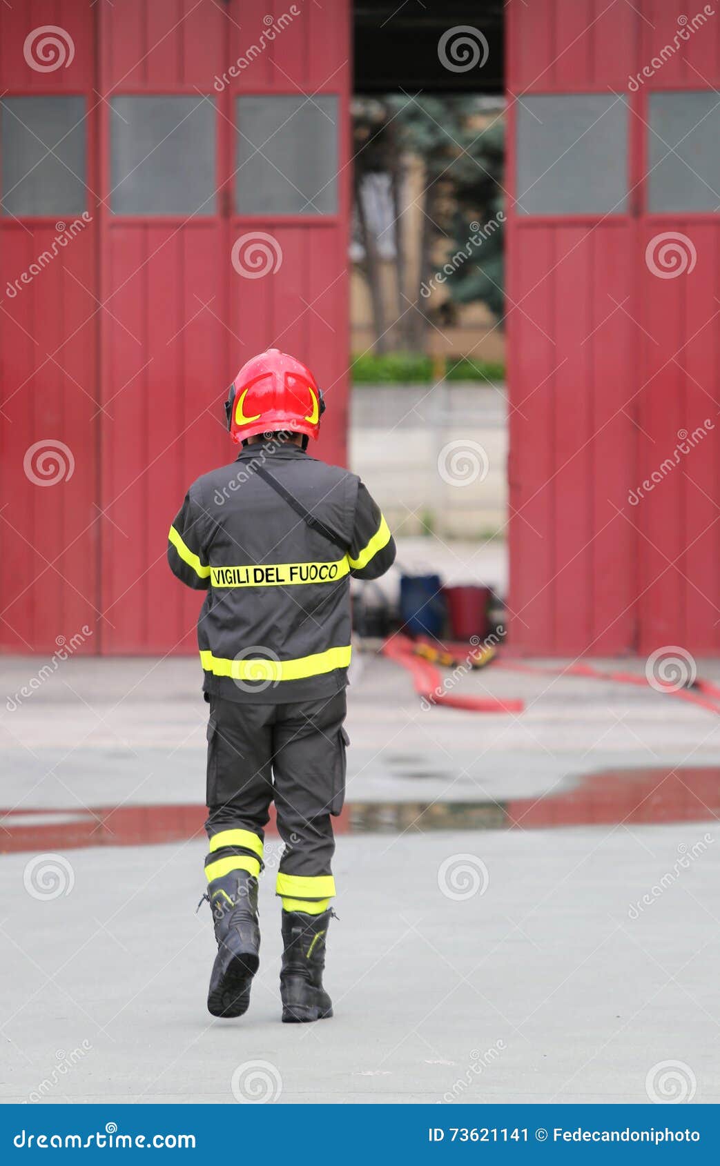 Bomberos En Uniforme Con El Casco Rojo Imagen de archivo - Imagen de ...