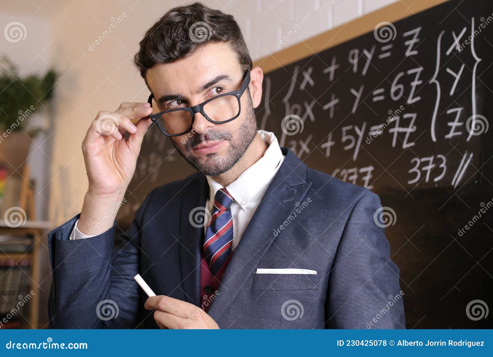 Bon Beau Professeur En Uniforme Scolaire Photo stock - Image du lascif ...