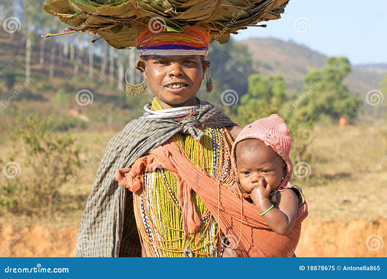 Bondo woman and child editorial image. Image of necklace - 18878675