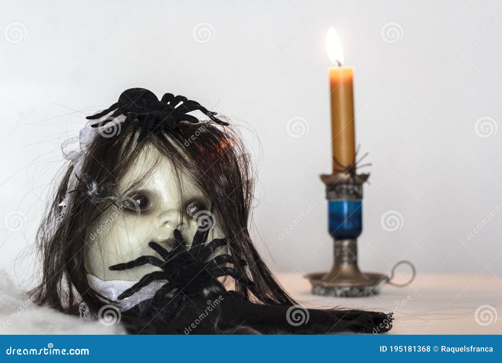 Boneca Assustadora Com Aranhas E Vela Acesa. Tema Halloween Foto de ...
