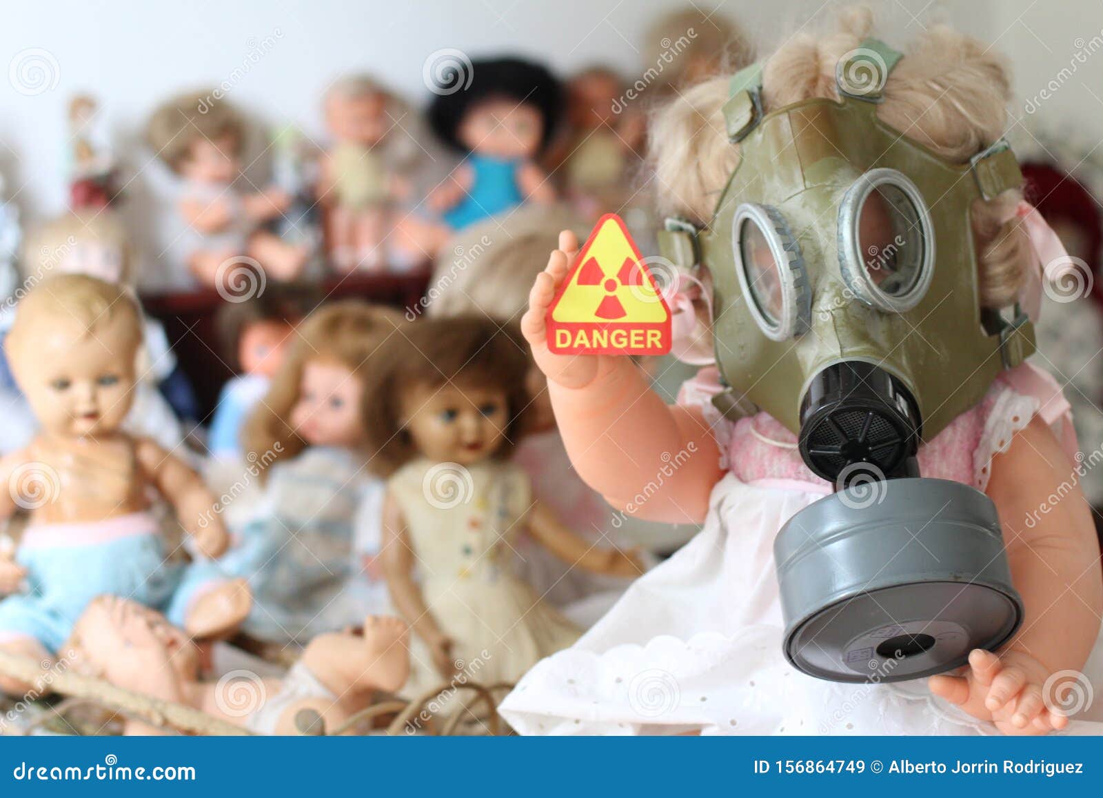 Boneca Assustadora Mostrando Sinal De Radioatividade Imagem de Stock ...